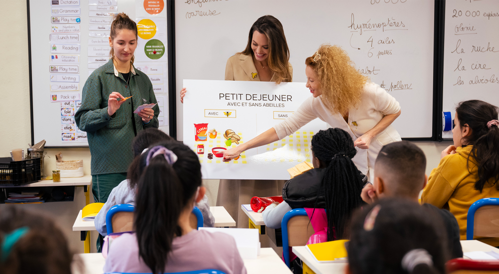 "Bee School" Guerlain y Angelina Jolie suman esfuerzos - Página Uno