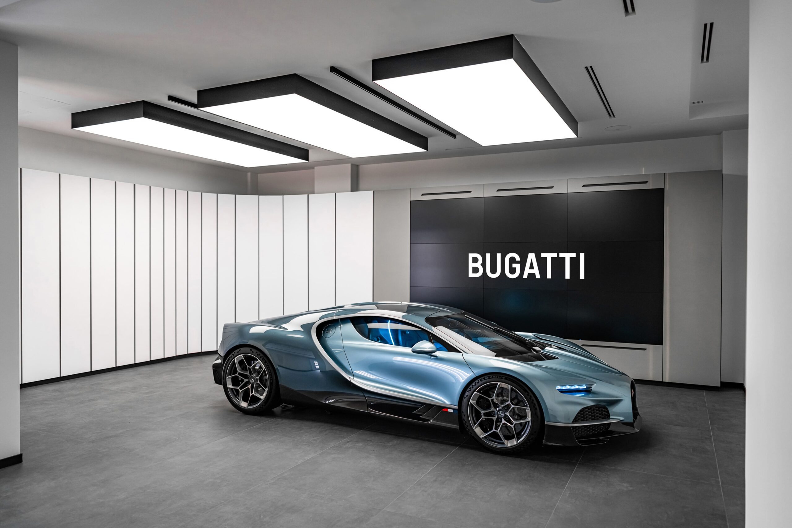 Bugatti inaugura la sala de exposición más grande del mundo en Bakú ...