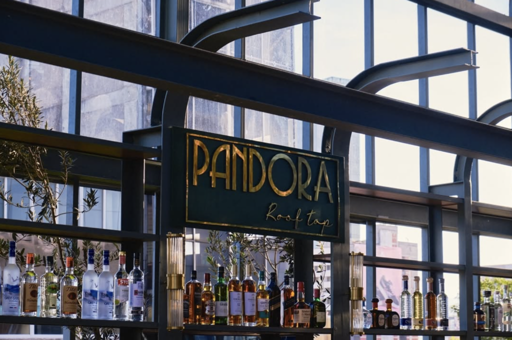 Un rooftop que sí vale la pena: así se vive Pandora